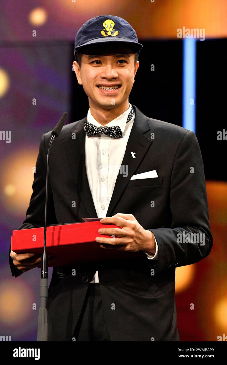 Pham Ngoc Lan mit dem GWFF Preis bester Erstlingsfilm 2024 für Cu Li Never Cries bei der Closing ...