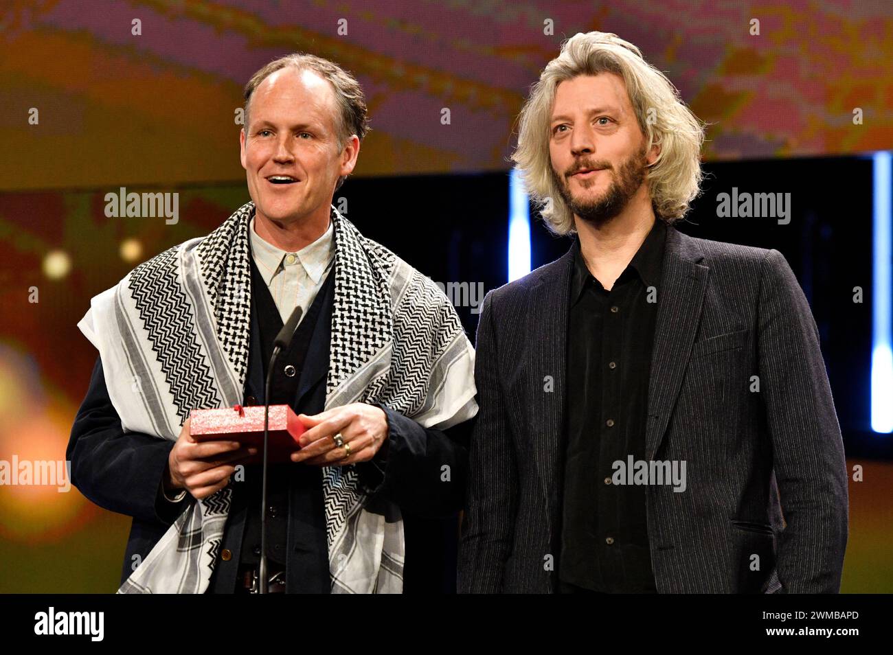 Ben Russell und Guillaume Cailleau mit dem Preis der Jury von ...