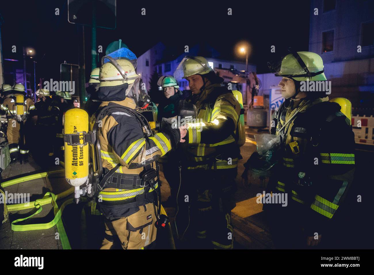 Einsatzkräfte der Feuerwehr bei einer Übung. *** Firefighters during an ...