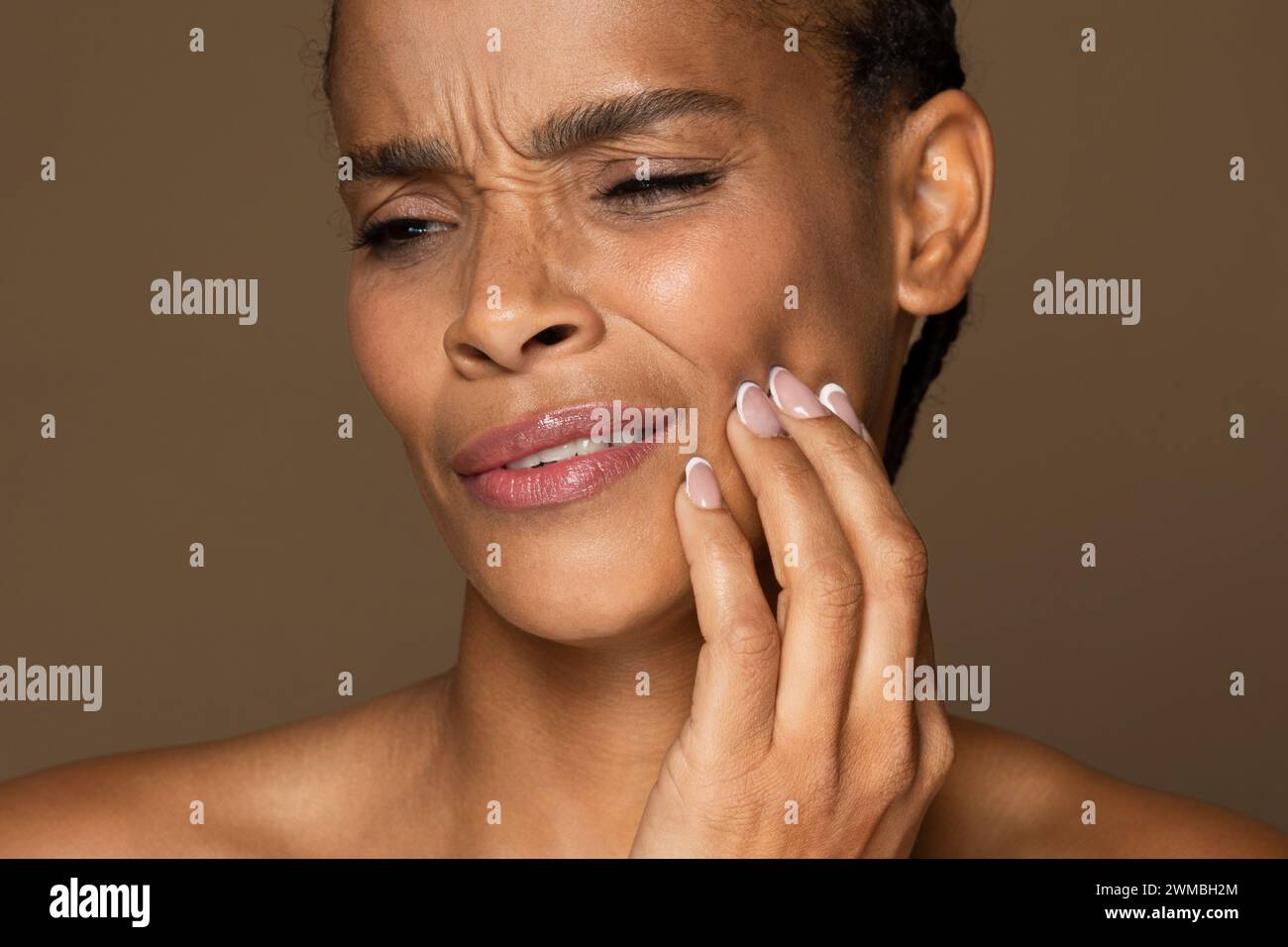 African american woman touching cheek in pain, grimacing Stock Photo ...
