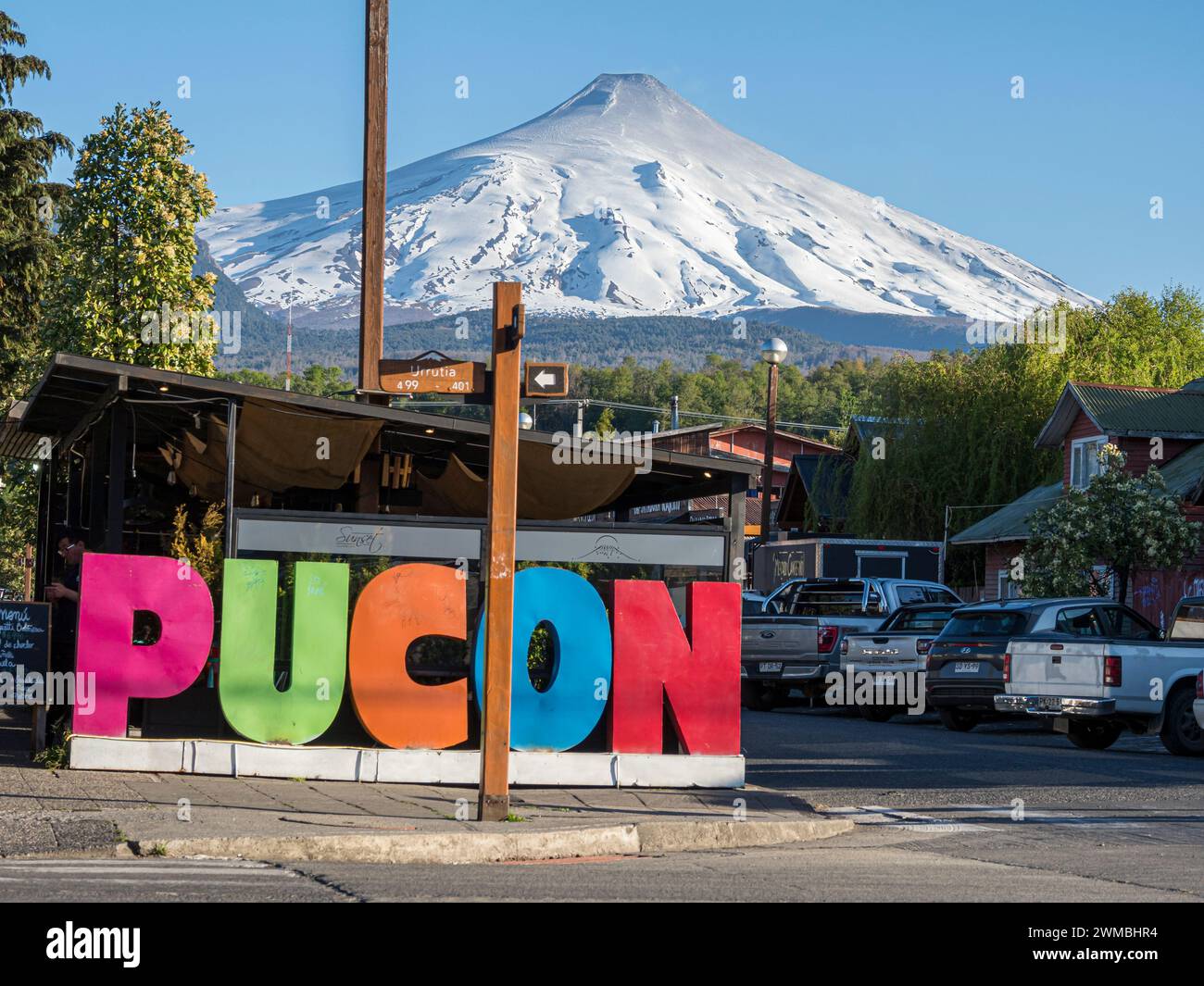 Central plaza, plaza de armas, Pucon,volcano Villarica in the back, La ...