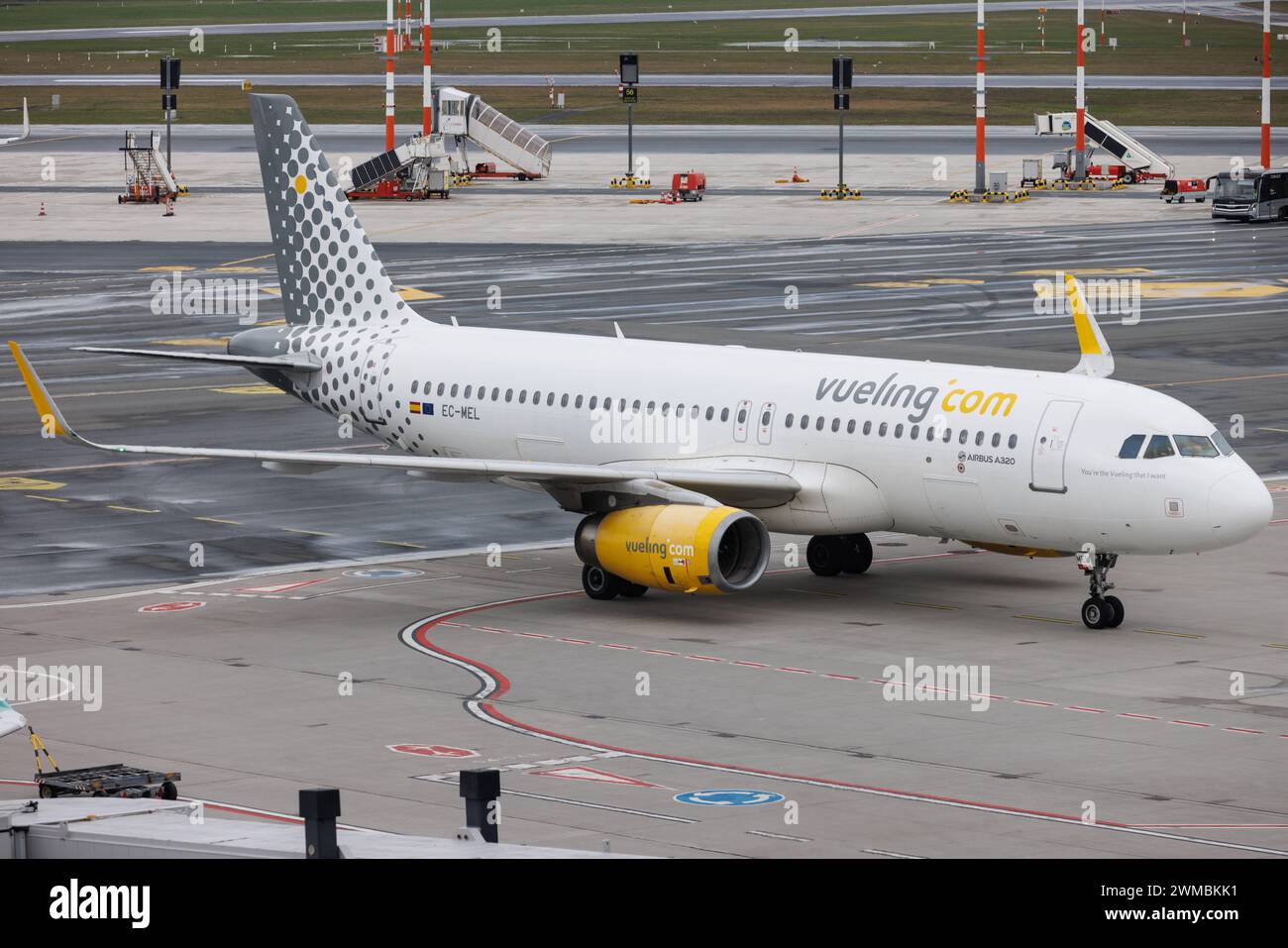 Der Airbus A320-232 A320 der Fluglinie Vueling VY / VLG mit der ...