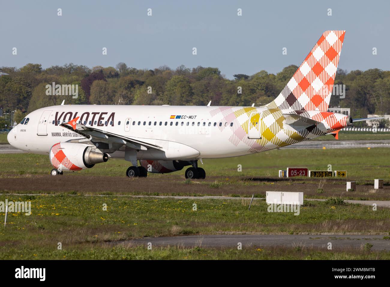 Der Airbus A319-111 A319 der Fluglinie Volotea V7 / VOE mit der ...