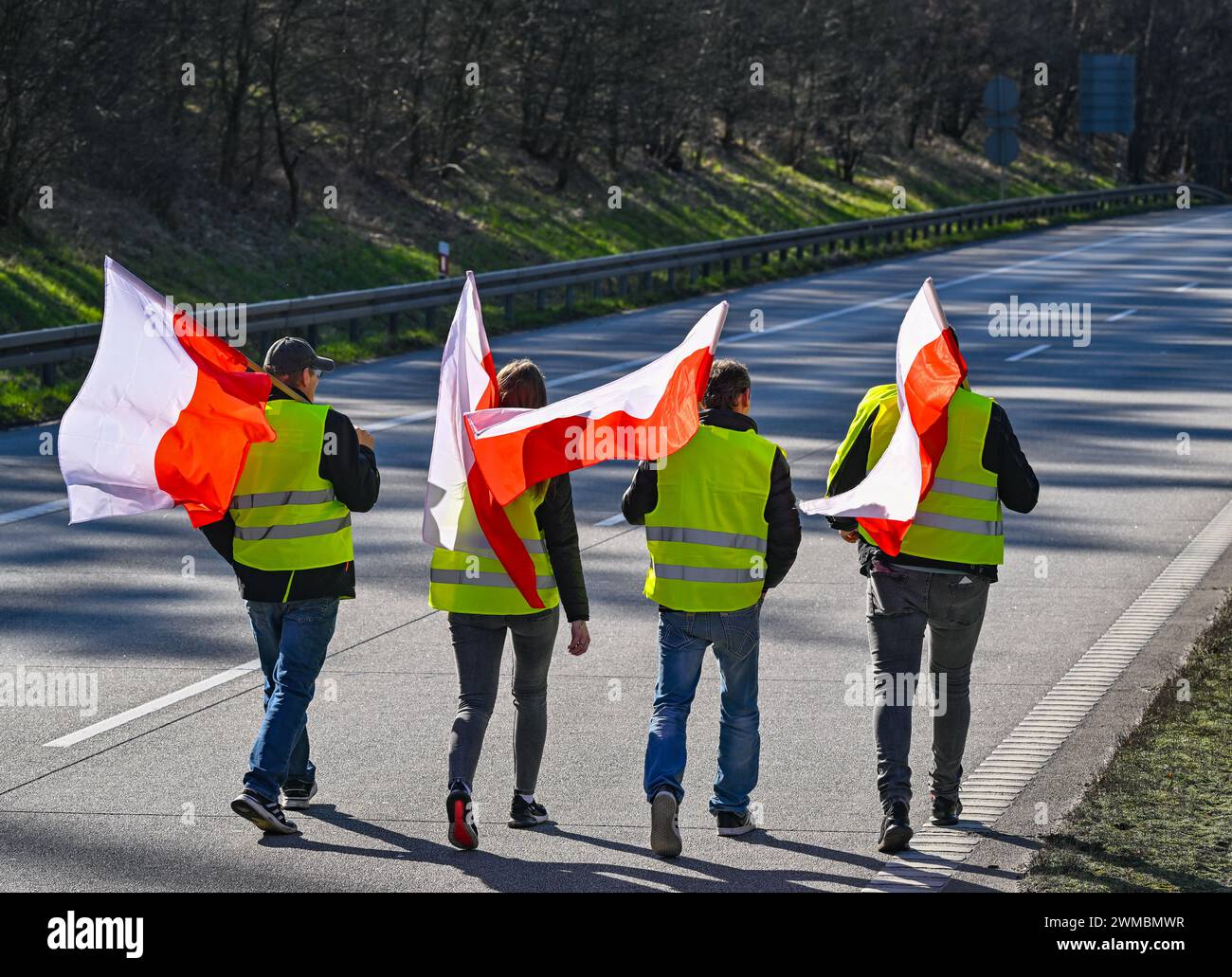 25 February 2024, Poland, Slubice: Participants in a demonstration ...