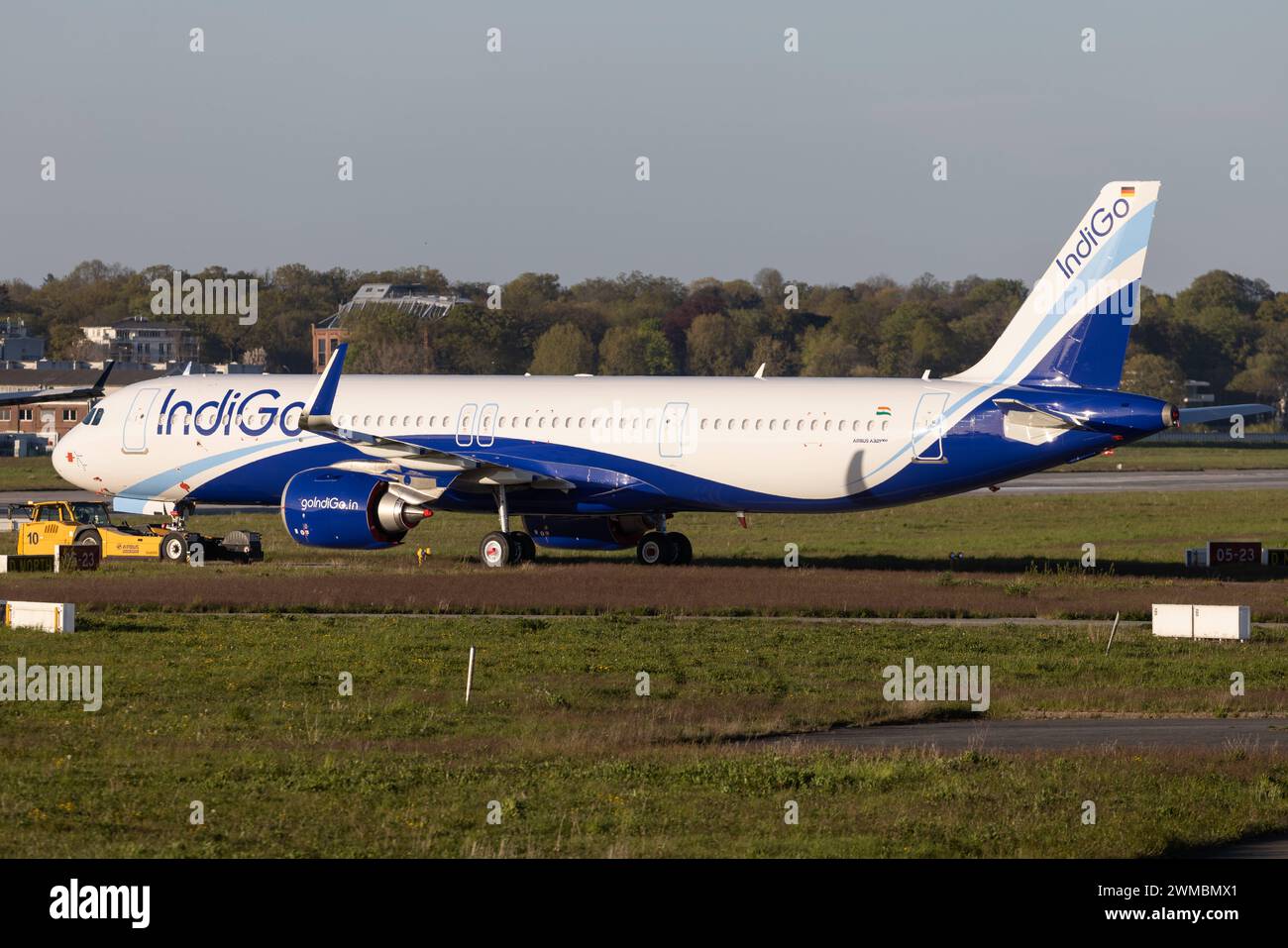Der Airbus A320-251N A20N der Fluglinie IndiGo 6E / IGO rollt am ...