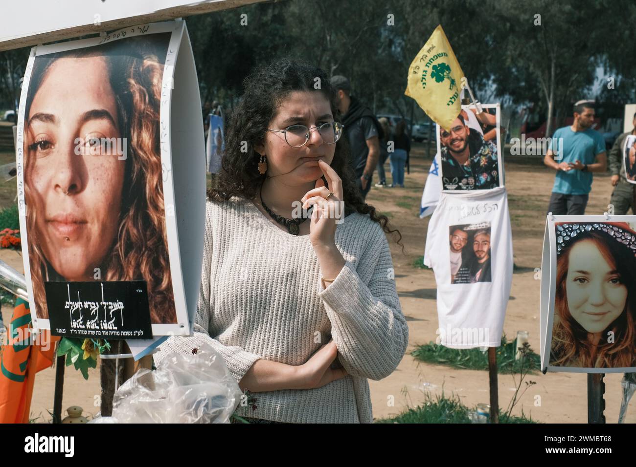Kibbutz Reim, Israel. 25th Feb, 2024. Visitors join grieving families ...