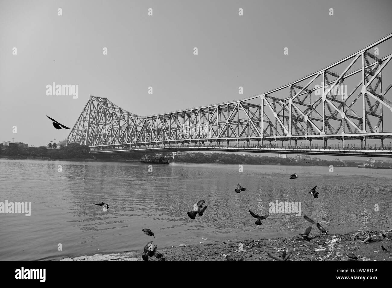 Kolkata bridge india Black and White Stock Photos & Images - Alamy