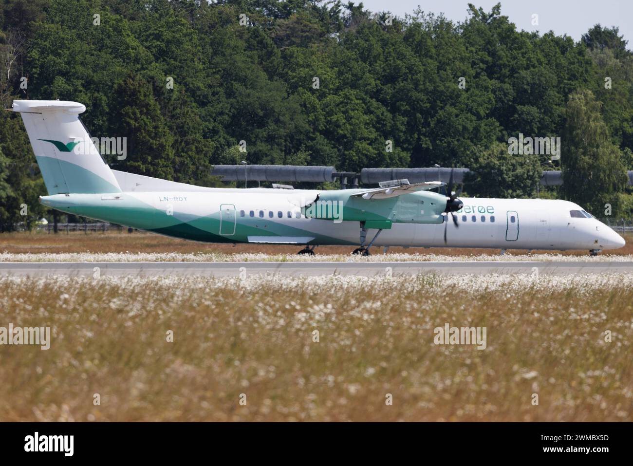 Die De Havilland Canada Dash 8-400 DH8D der Fluglinie Wideroe WF / WIF ...