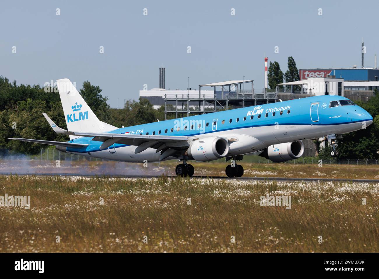 Klm cityhopper embraer e190std hi-res stock photography and images - Alamy