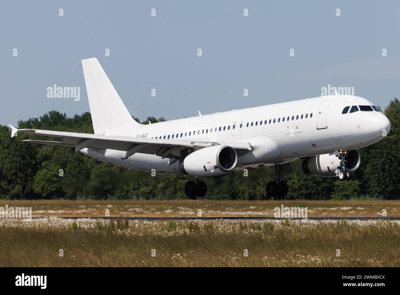 Der Airbus A320-232 A320 der Fluglinie DAT DX / DTR mit der ...