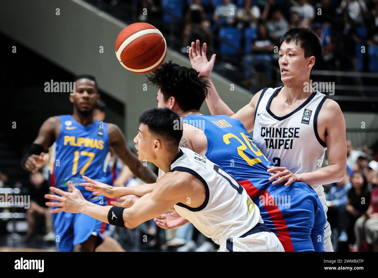 Pasig City, Philippines. 25th Feb, 2024. Lin Bing Sheng (front) and Chen Yu Hsu (R) of Chinese ...
