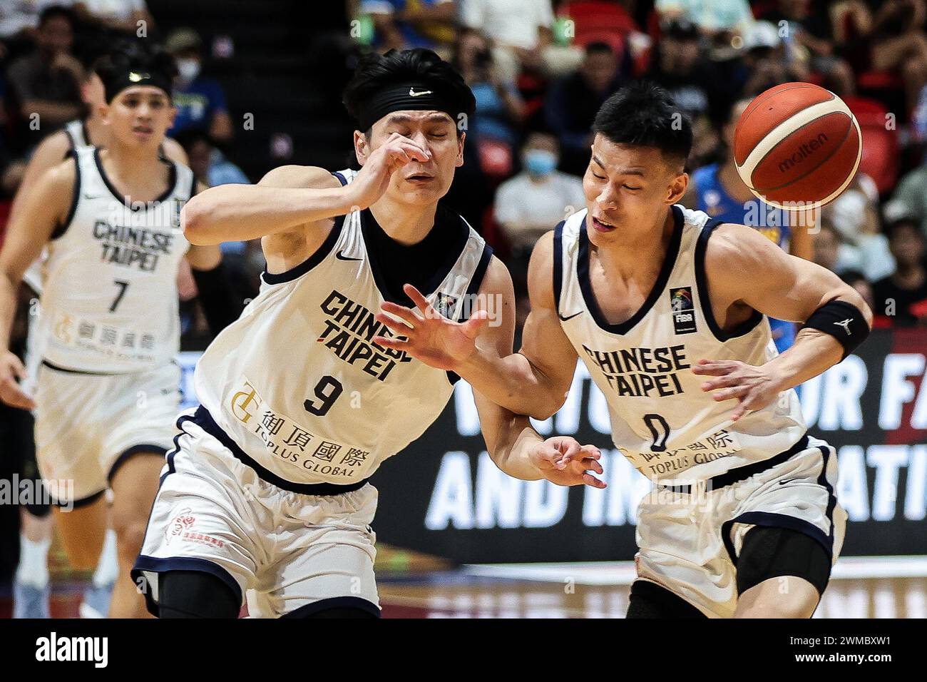 (240225) -- PASIG CITY, Feb. 25, 2024 (Xinhua) -- Lin Bing Sheng (R) and Hsieh Ya-Hsuan of ...