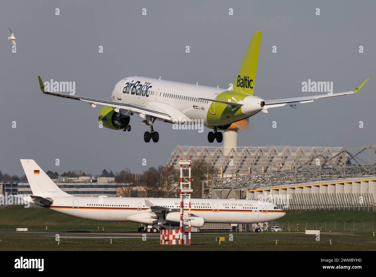 Der Airbus A220-300 BCS3 der Fluglinie Air Baltic BT / BTI mit der ...