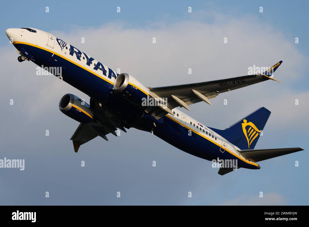Ryanair boeing 737 max 8 200 aircraft hi-res stock photography and images - Alamy