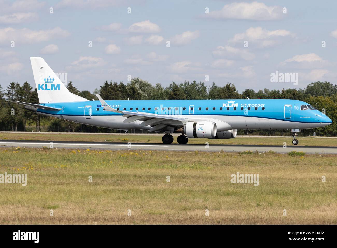 Klm cityhopper embraer e190std hi-res stock photography and images - Alamy