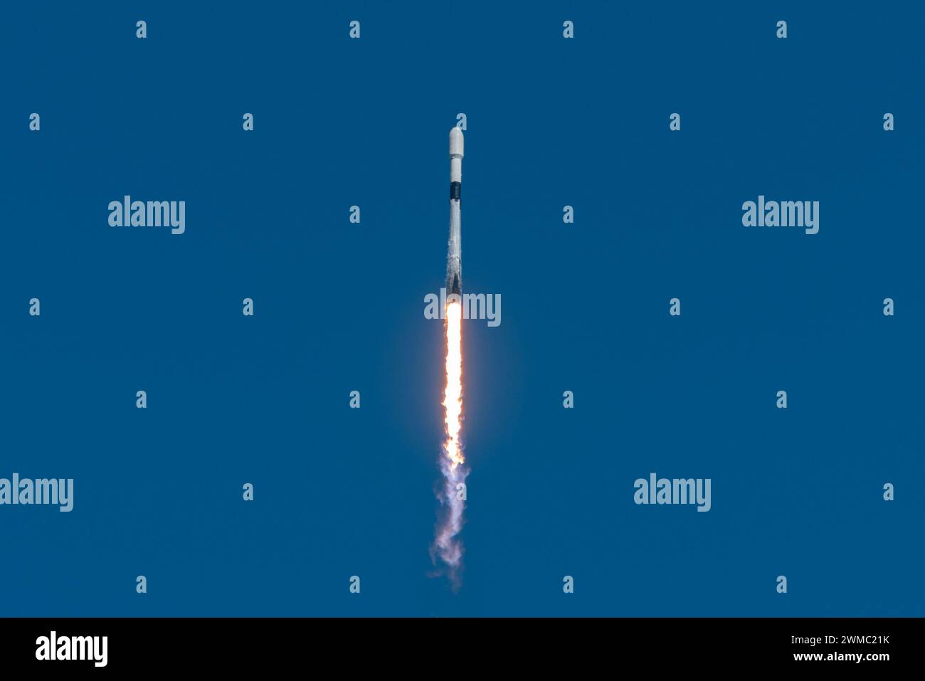 SpaceX Falcon 9 NG-20 Rocket Launch Stock Photo - Alamy