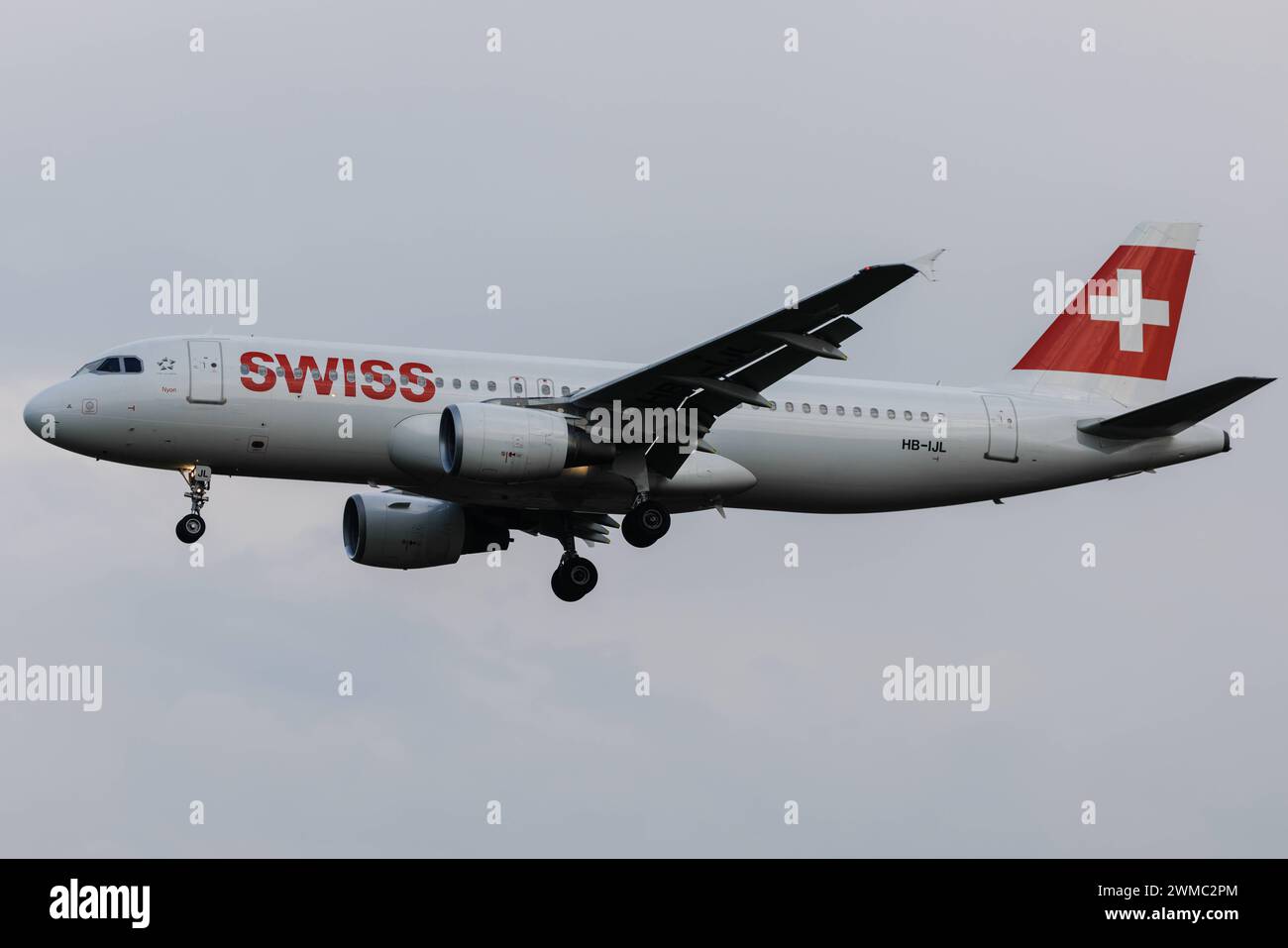 Der Airbus A320-214 A320 der Fluglinie Swiss LX / SWR mit der ...