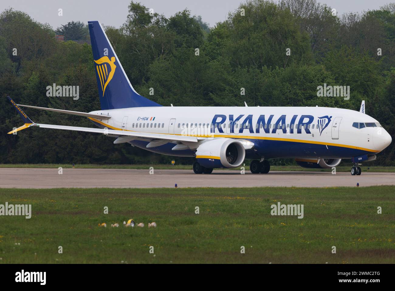 Ryanair boeing 737 max 8 200 aircraft hi-res stock photography and ...