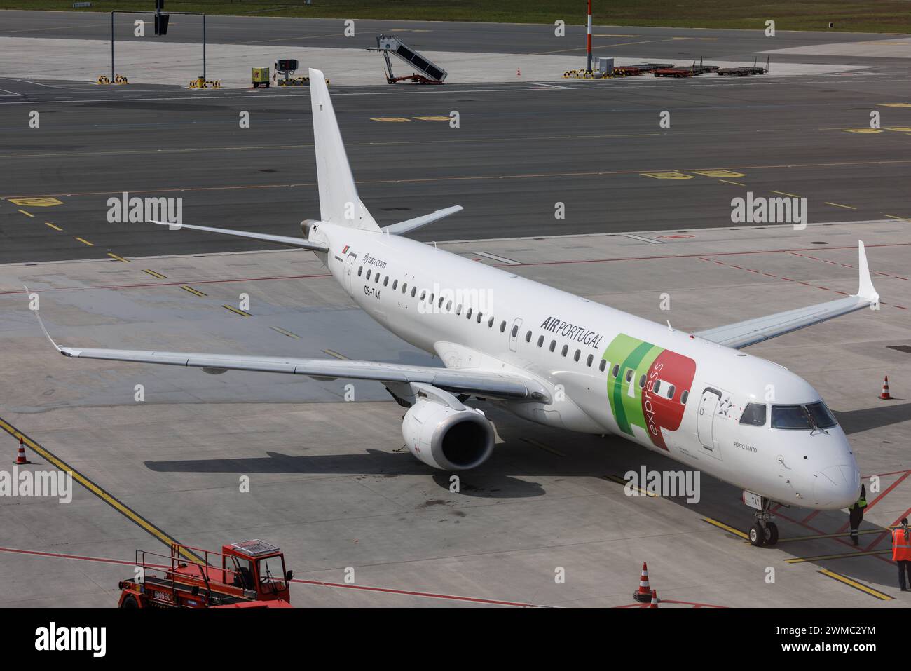 Embraer e195lr hi-res stock photography and images - Alamy