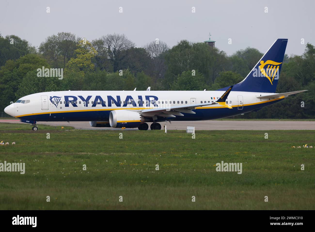Ryanair boeing 737 max 8 200 aircraft hi-res stock photography and images - Alamy
