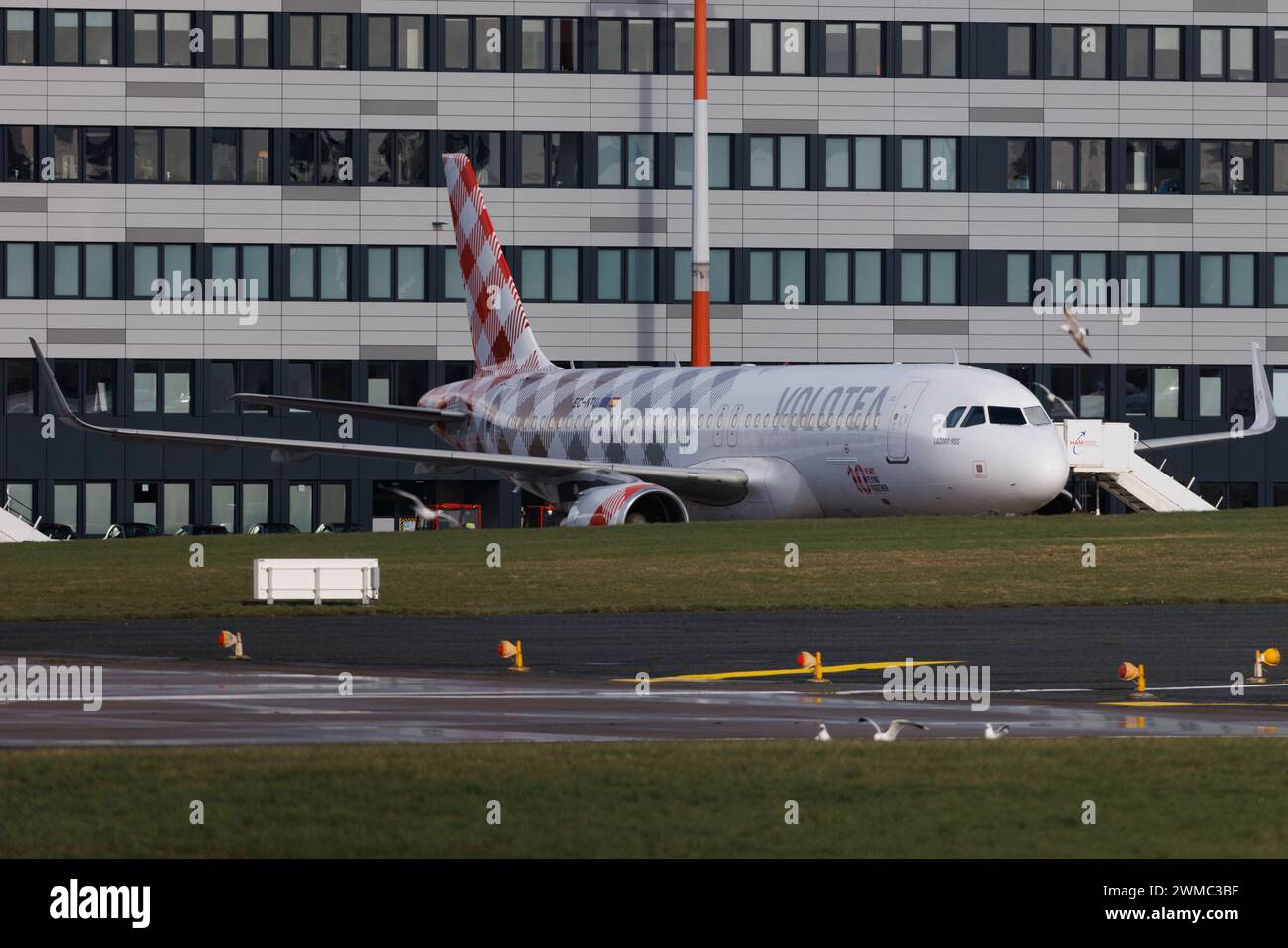 Volotea 10 years hi-res stock photography and images - Alamy