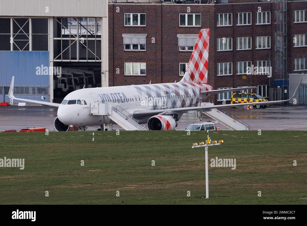 Volotea 10 years hi-res stock photography and images - Alamy