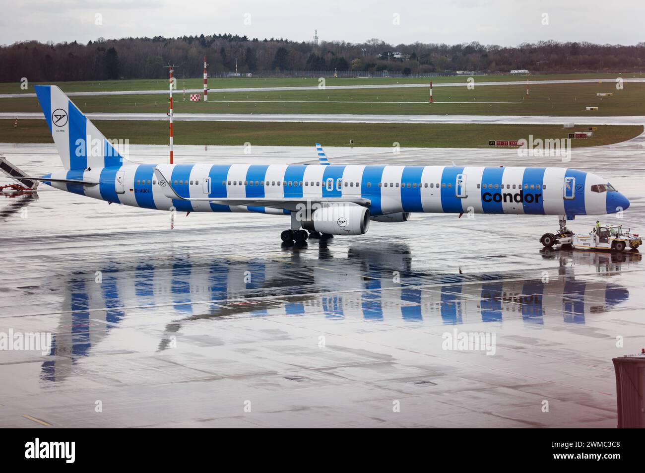 Die Boeing 757-330 B753 der Fluglinie Condor DE / CFG mit der ...