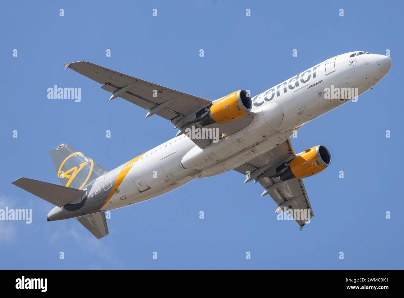 Der Airbus A320-212 A320 der Fluglinie Condor DE / CFG mit der ...