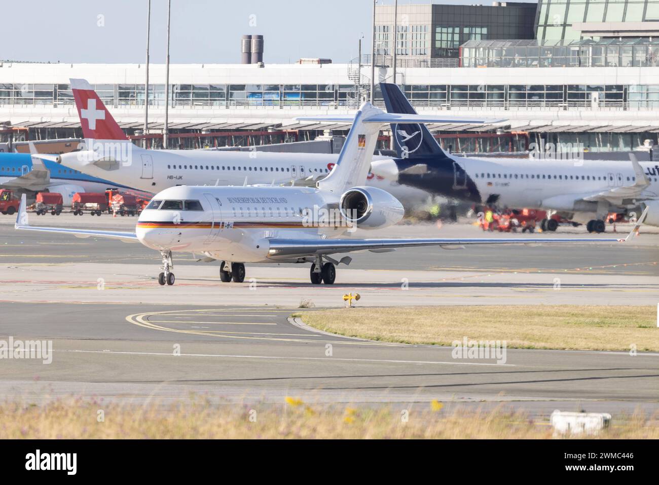 Bombardier bd 700 1a11 global 5000 hi-res stock photography and images ...