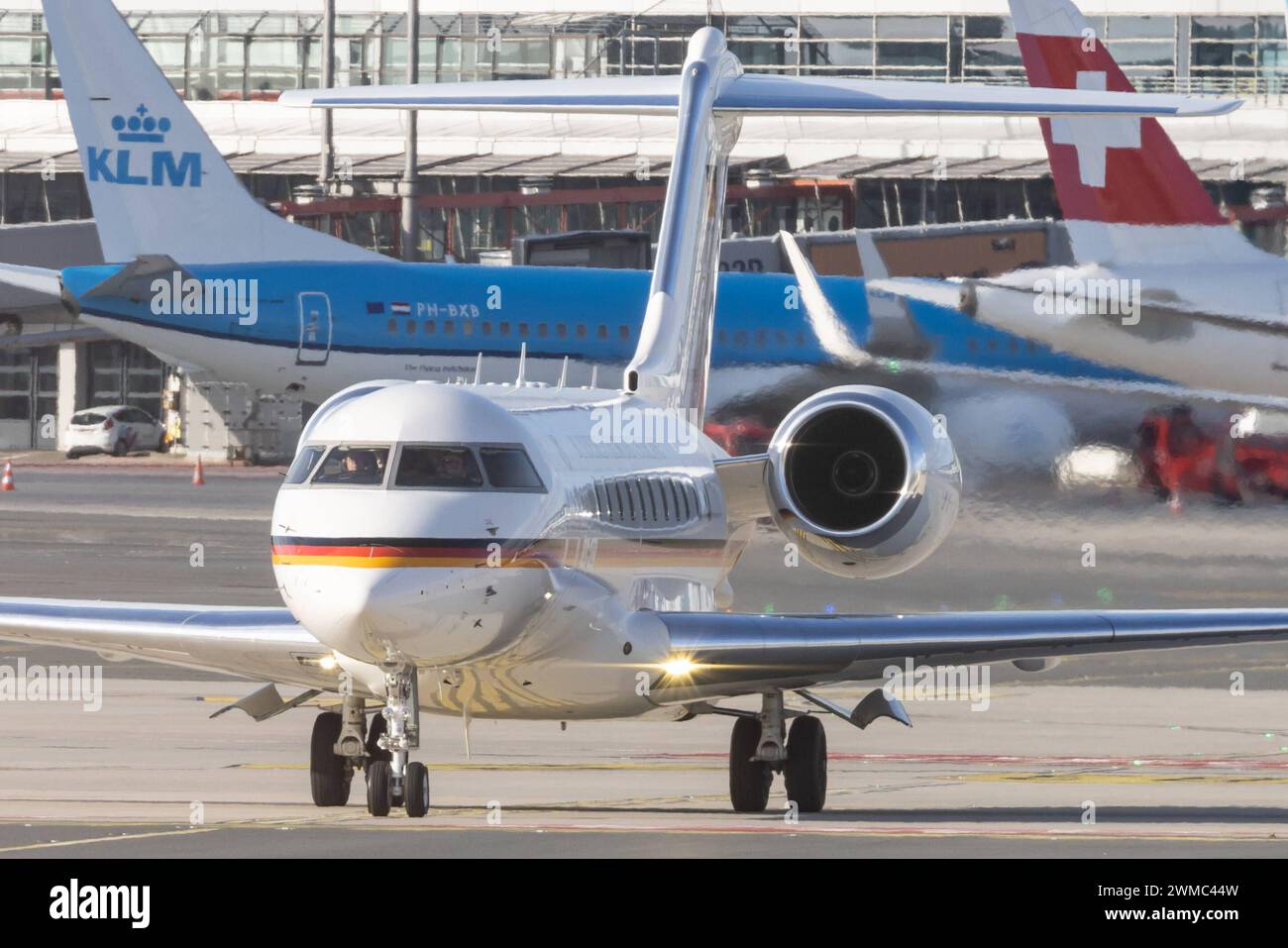 Global 5000 jet hi-res stock photography and images - Alamy