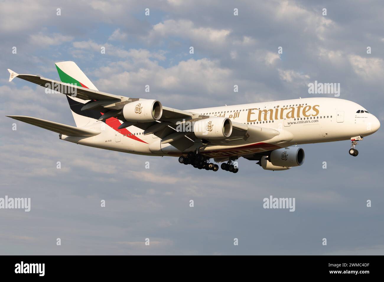 Emirates airbus a388 hi-res stock photography and images - Alamy