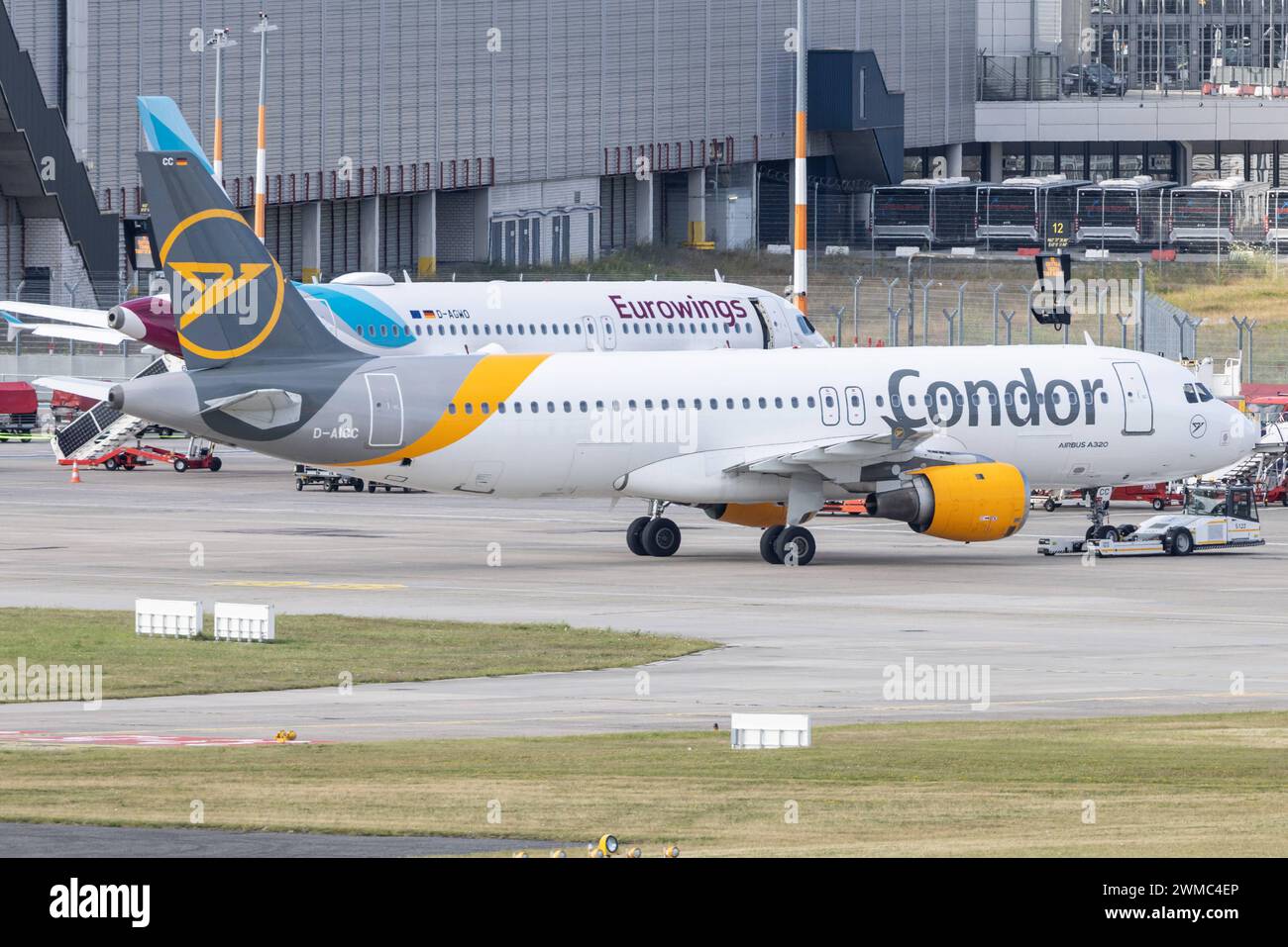 Der Airbus A320-212 A320 der Fluglinie Condor DE / CFG mit der ...