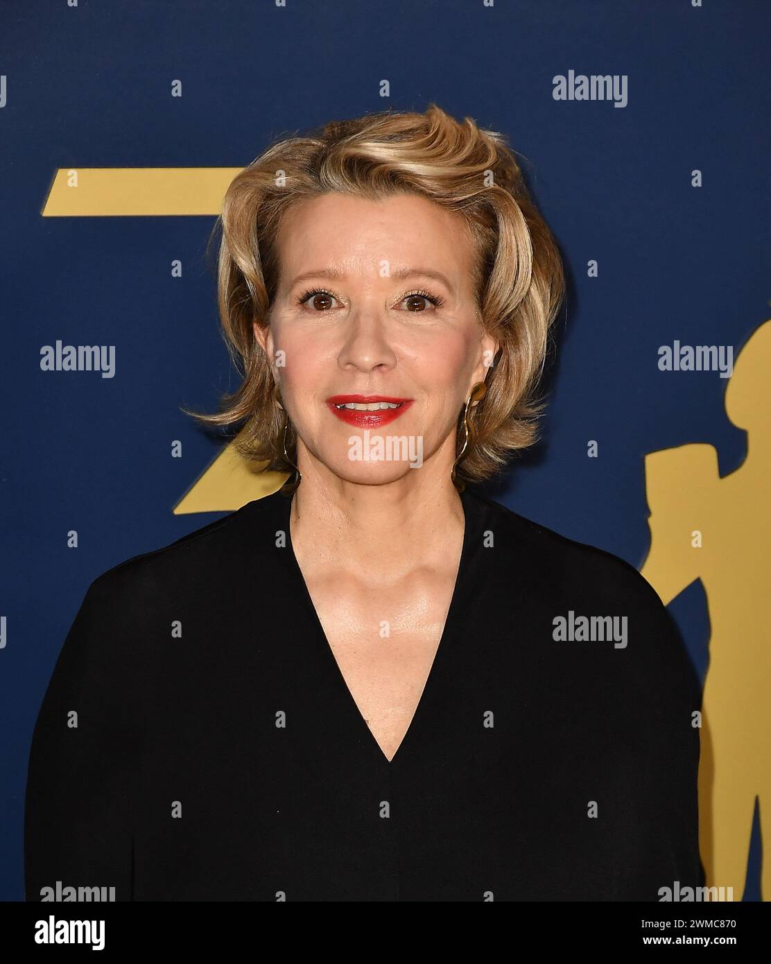 Linda Emond attends the 30th Annual Screen Actors Guild Awards at ...