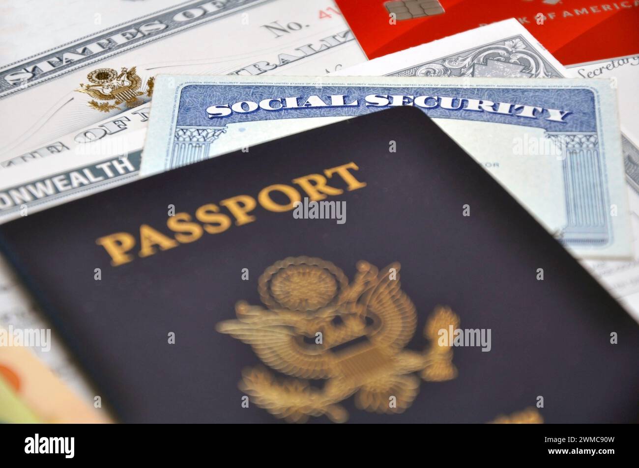 Social Security Card and US Citizen Passport. Documents Stock Photo - Alamy