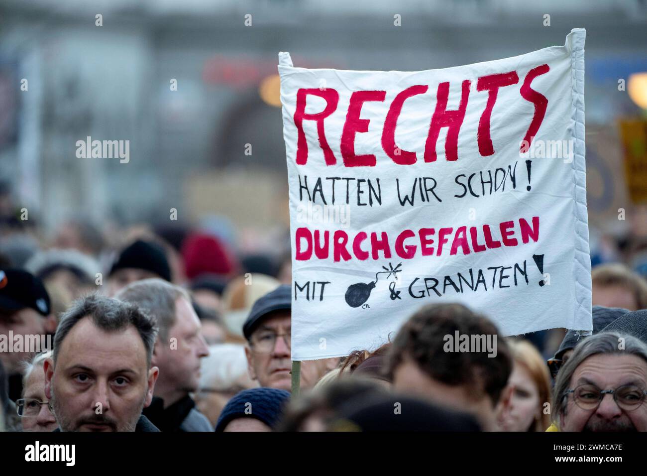 Linz, Österreich. 25. Februar 2024. Demonstration und Kundgebung Demokratie verteidigen gegen ...