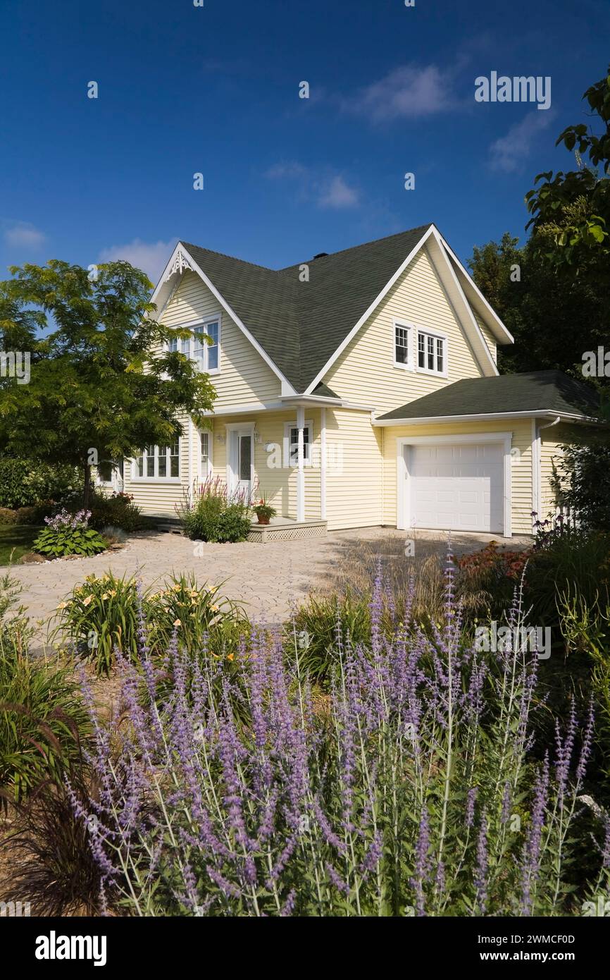 Yellow two storey house hi-res stock photography and images - Alamy