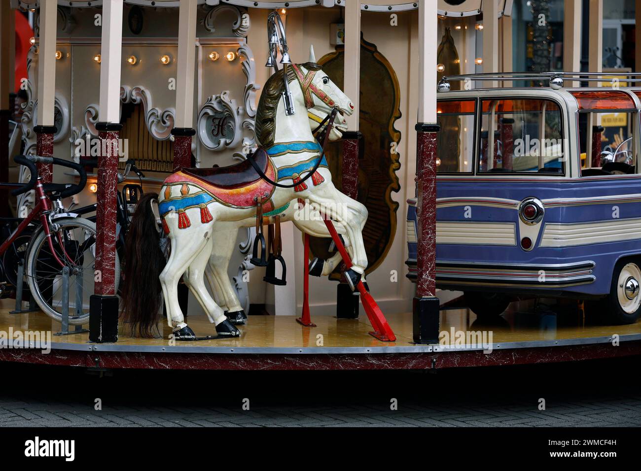 Roermond / Niederlande Karusellpferd im Designer Outlet Roermond in ...