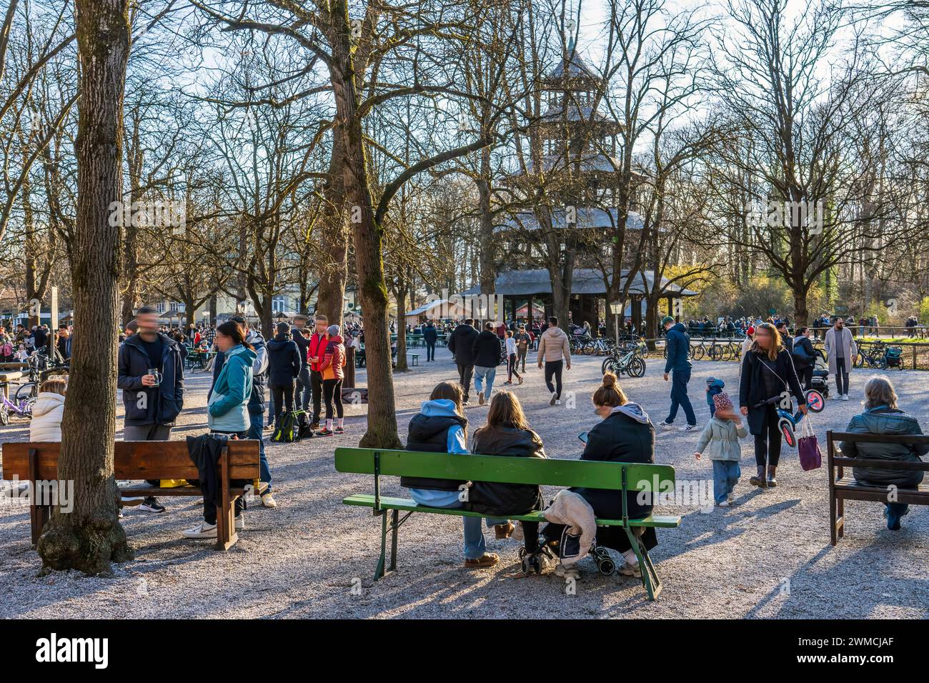 Frühling im Winter, Münchner genießen den Sonnenschein am Chinesischen ...