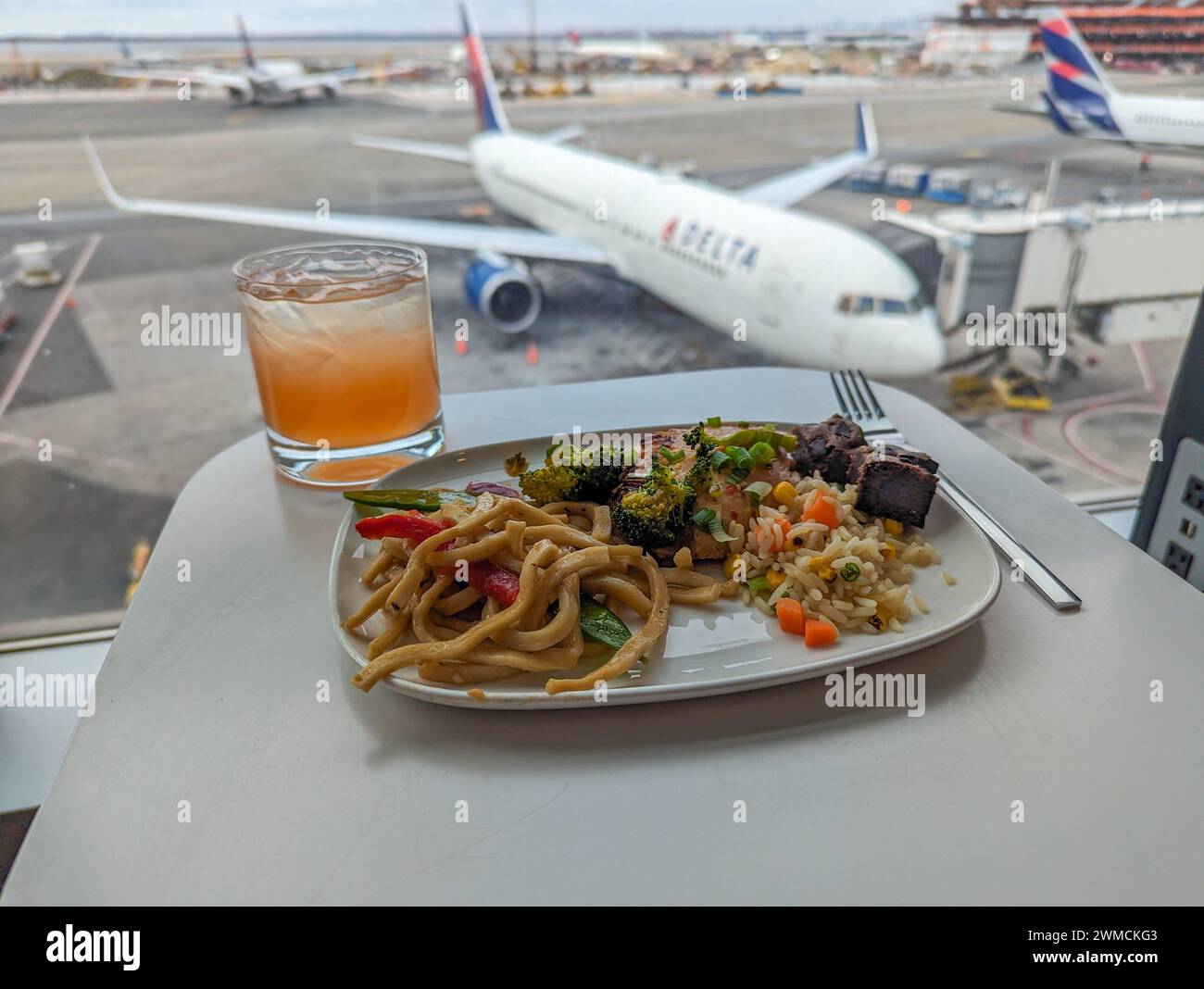 Delta plane gate hi-res stock photography and images - Alamy
