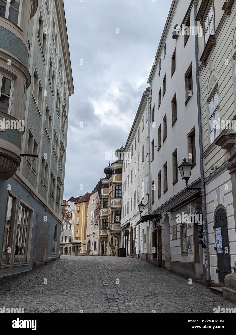 Closely spaced buildings hi-res stock photography and images - Alamy