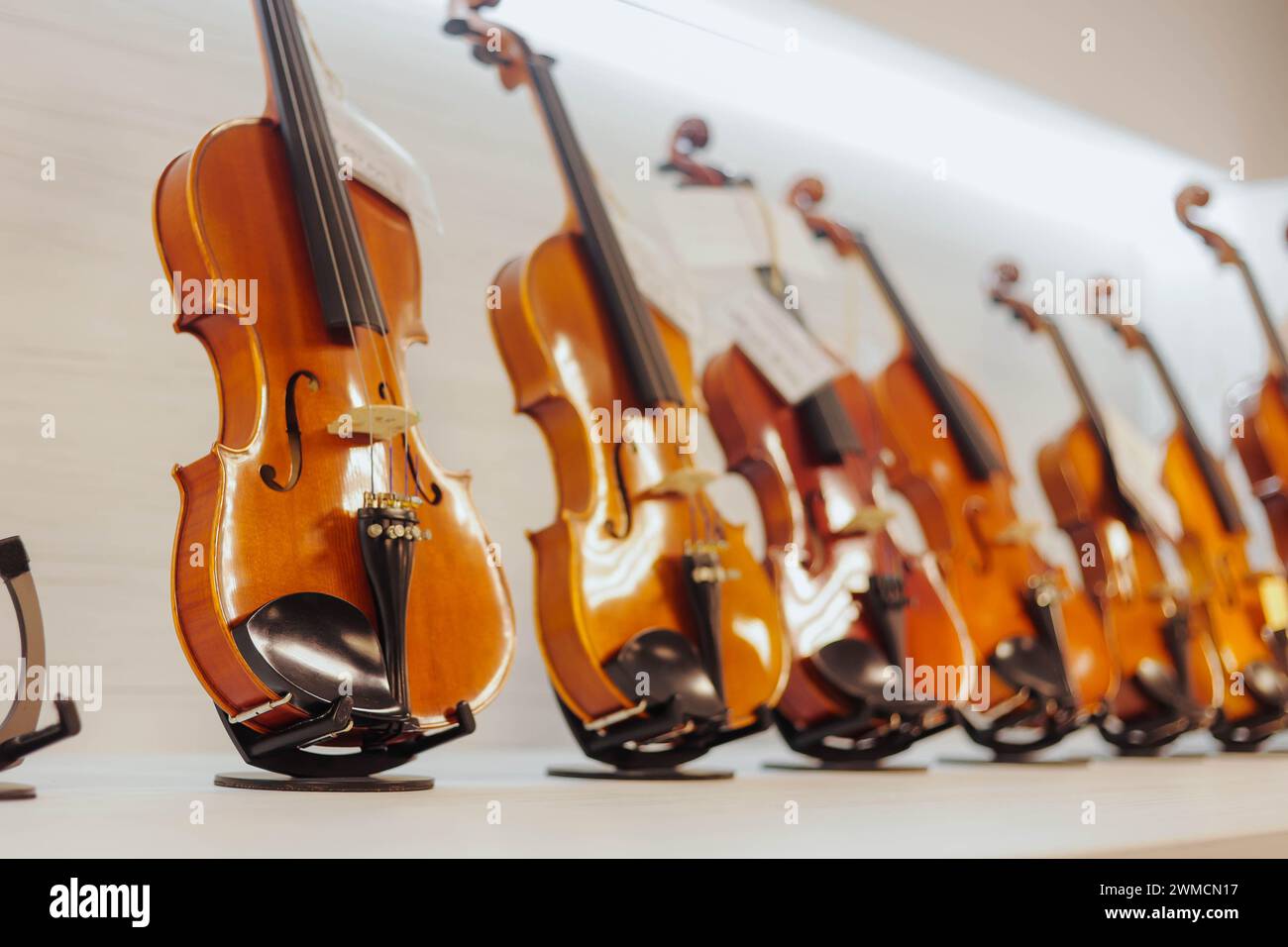 Music violins hi-res stock photography and images - Alamy