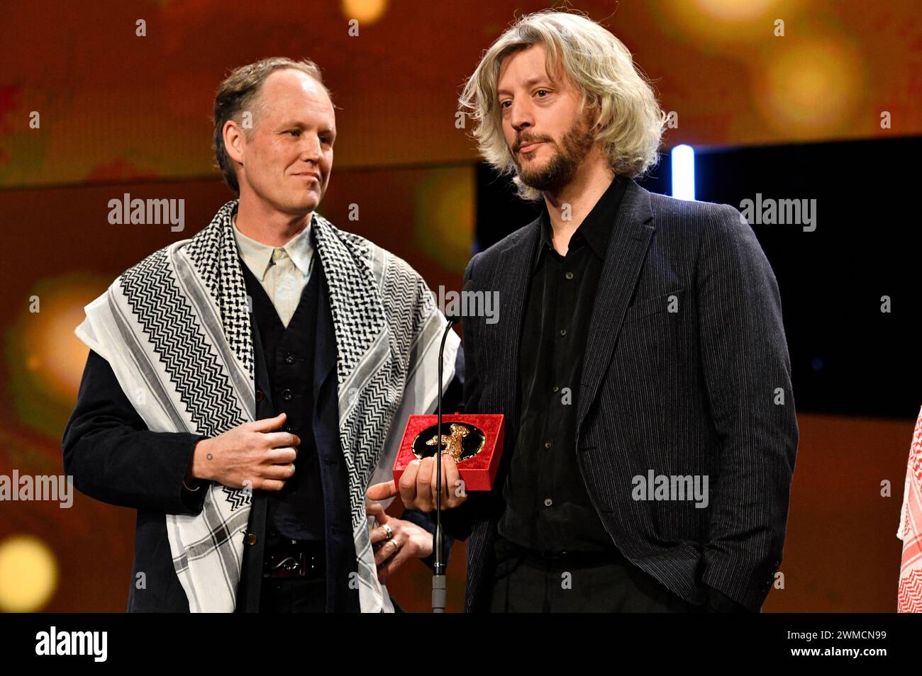 Ben Russell und Guillaume Cailleau mit dem Preis für den Besten Film ...