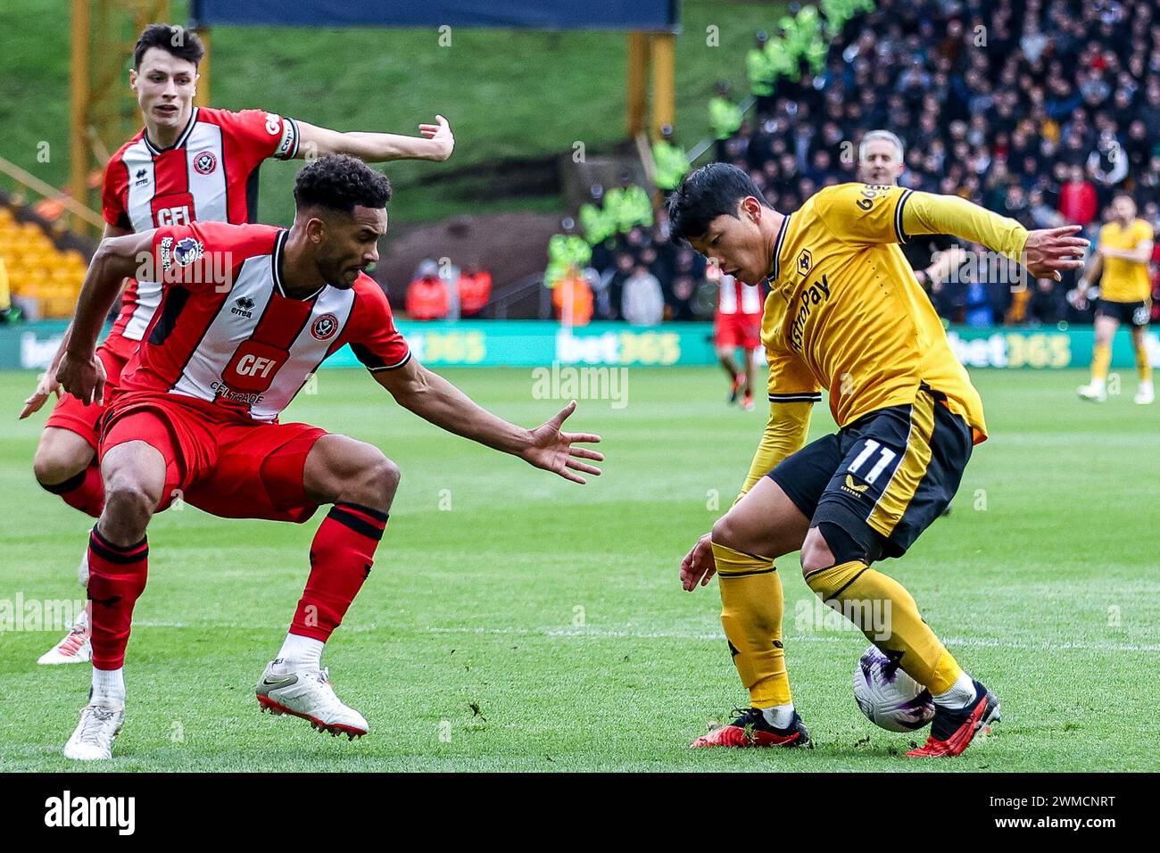 Wolverhampton, UK. 25th Feb, 2024. Wolves' Hwang Hee-Chan on the ball ...