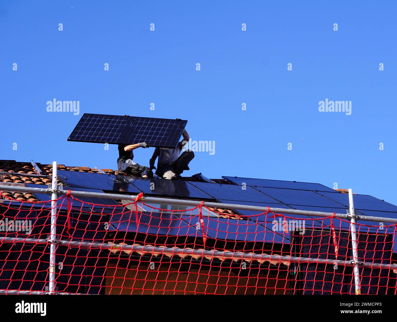 Solar panel installation hi-res stock photography and images - Alamy