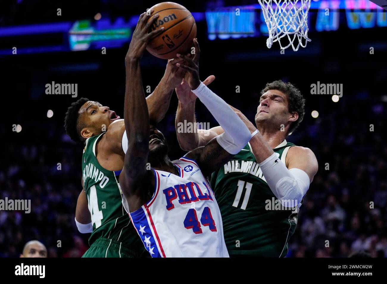 Philadelphia 76ers' Paul Reed (44) goes up for a shot against Milwaukee ...