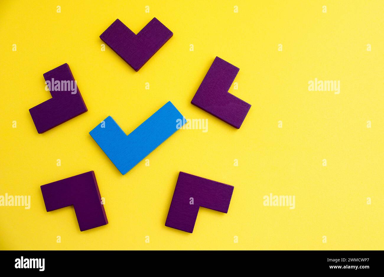 Arrows surrounding check mark, wooden figures Stock Photo - Alamy