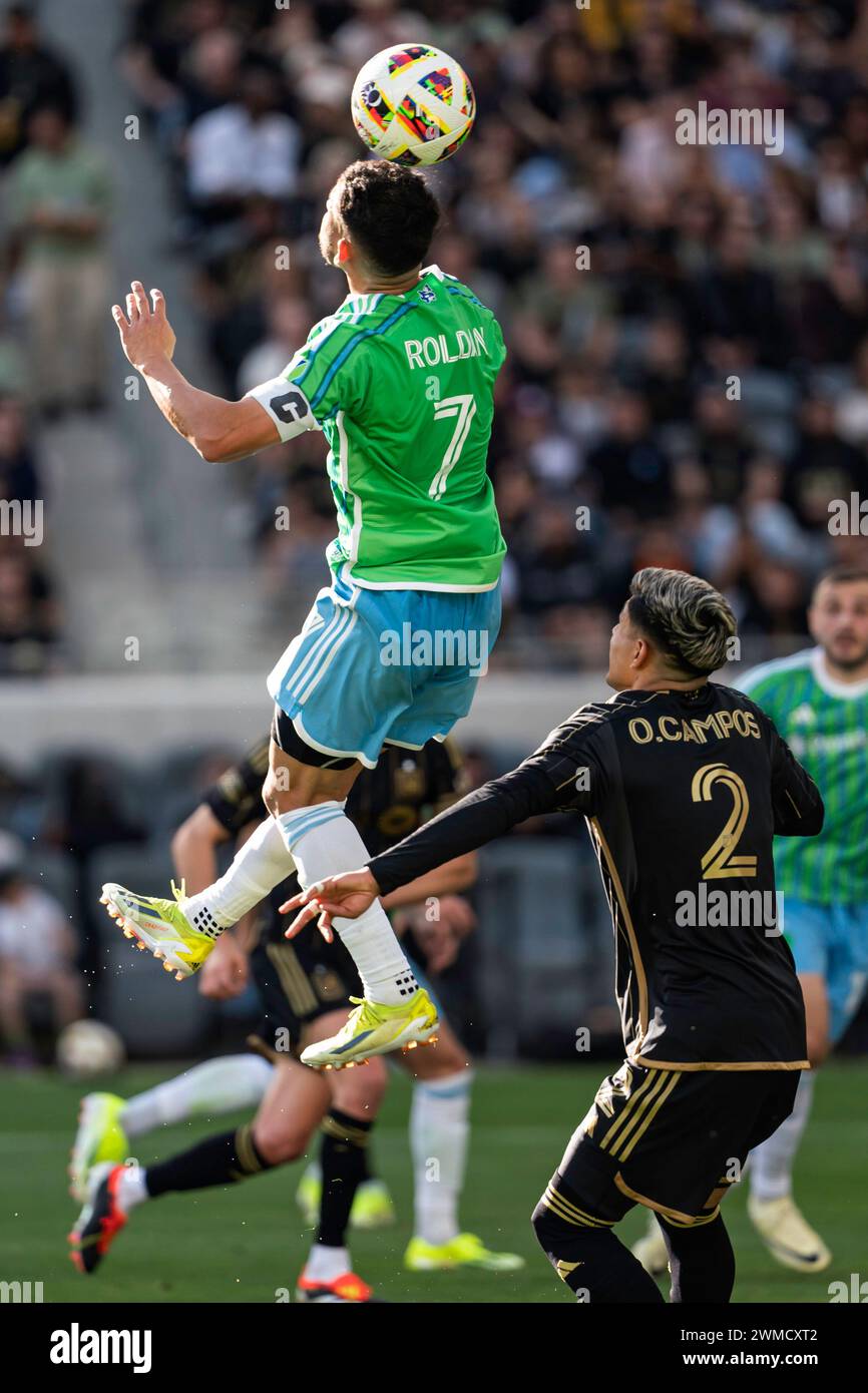 Seattle Sounders midfielder Cristian Roldan (7) wins a header against ...