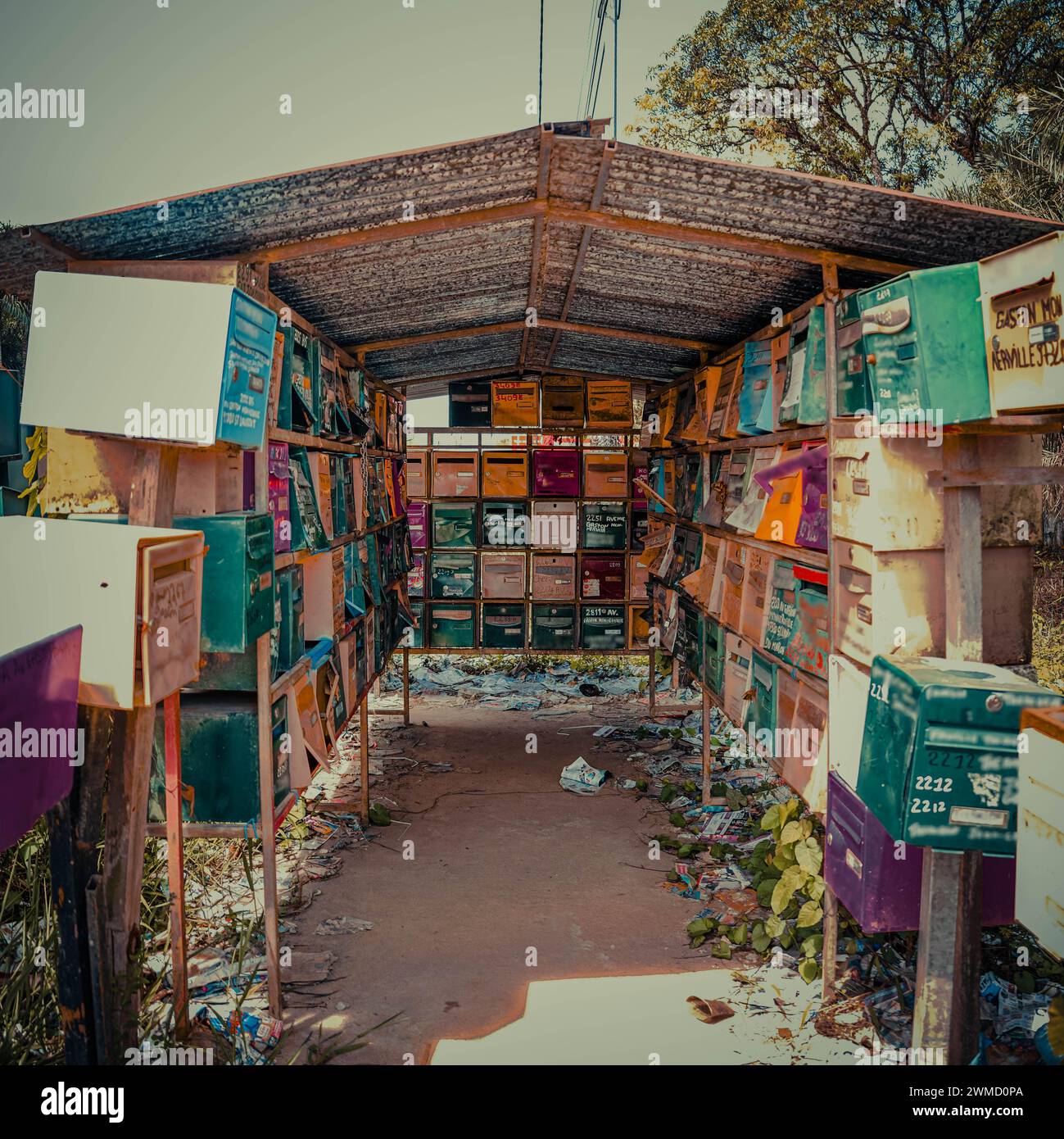 Messy mailbox hi-res stock photography and images - Alamy