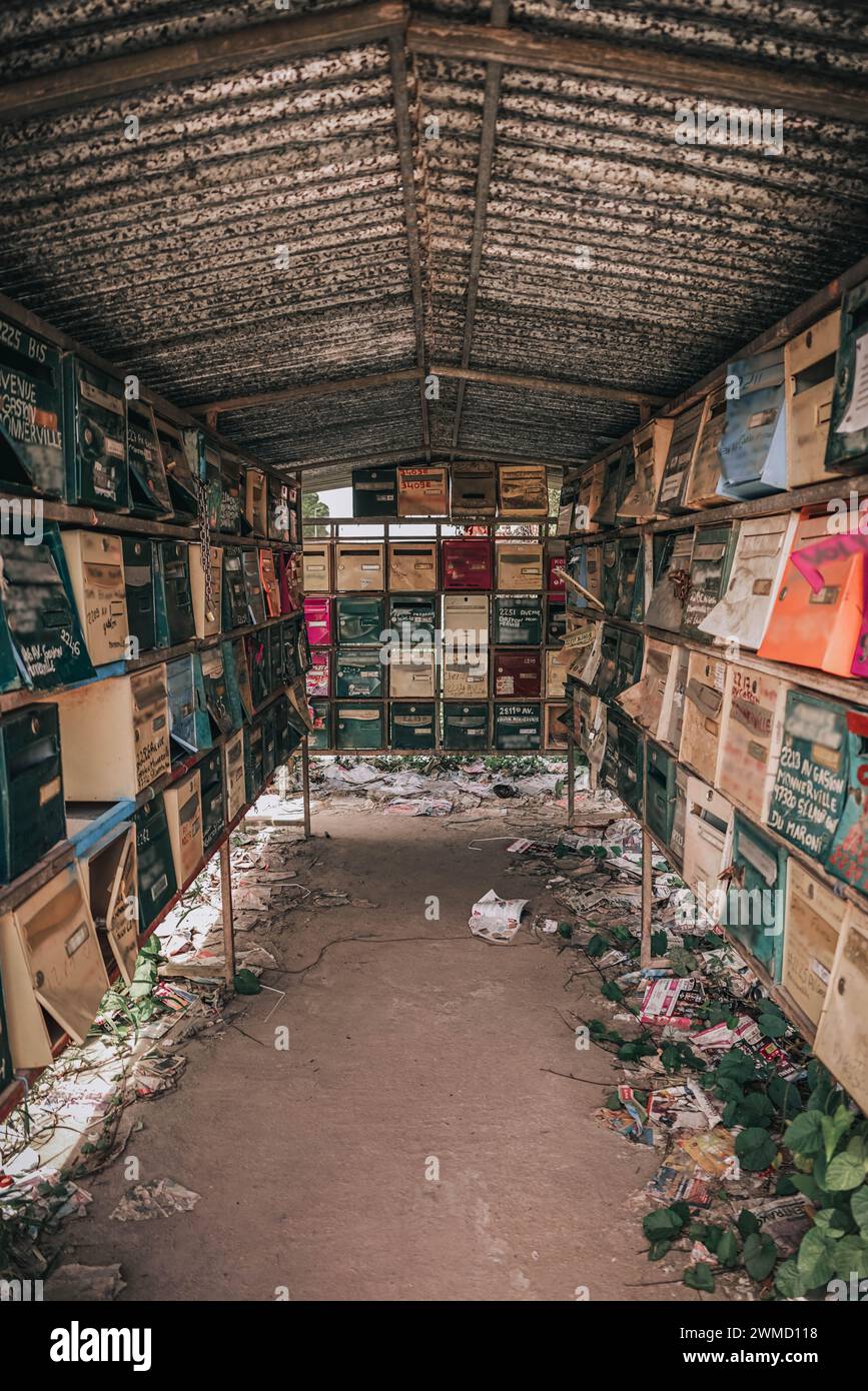 Messy mailbox hi-res stock photography and images - Alamy