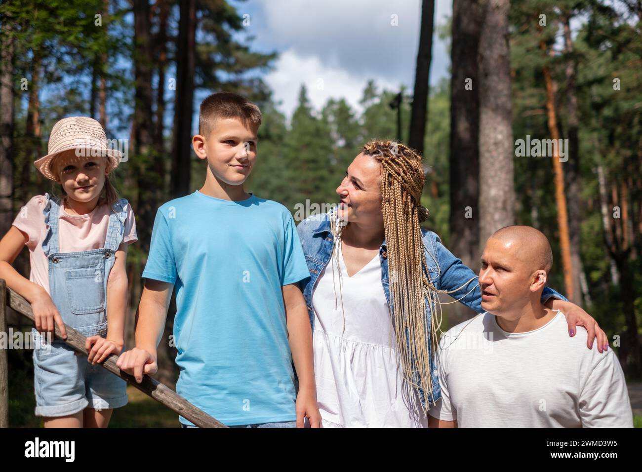 Parent kid bonding hi-res stock photography and images - Alamy